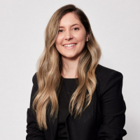 Rebecca Lyons takes off to London for a new adventure - Telum Media